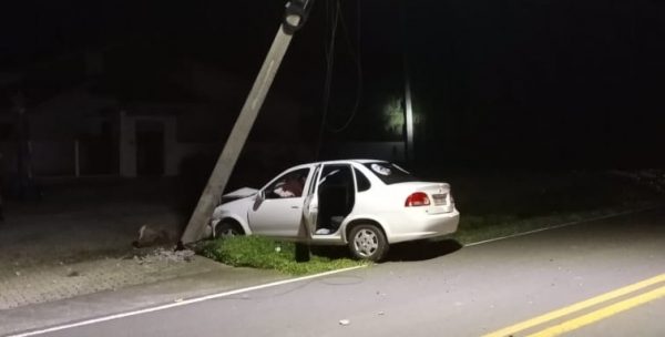 Pneu estoura e carro colidi contra poste na SC-370, em Grão-Pará ... Pneu estoura e carro colidi contra poste na SC-370, em Grão-Pará ...